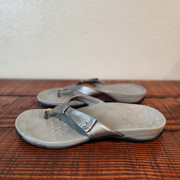 Vionic | Shoes | Vionic Orthaheel Carolyn Gray Thong Flip Flop Sandals ...